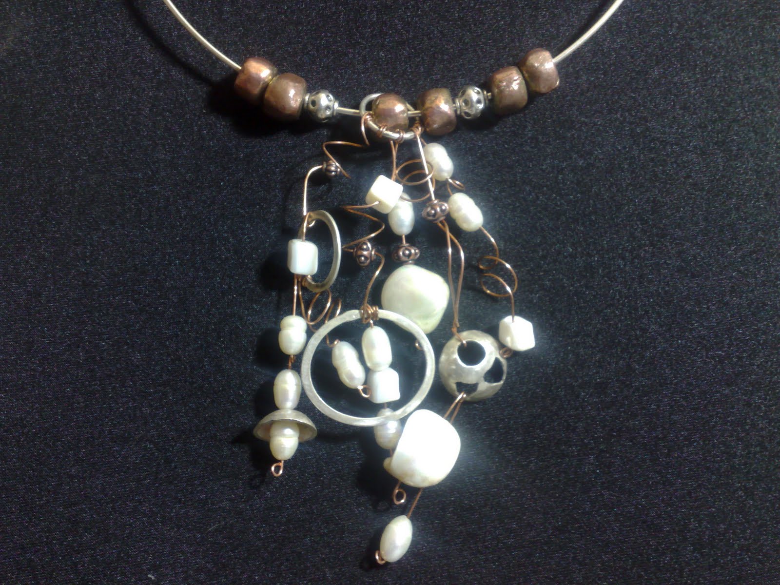 joyeria artesanal merce: Colgante plata, piedras, cobre y perlas de río