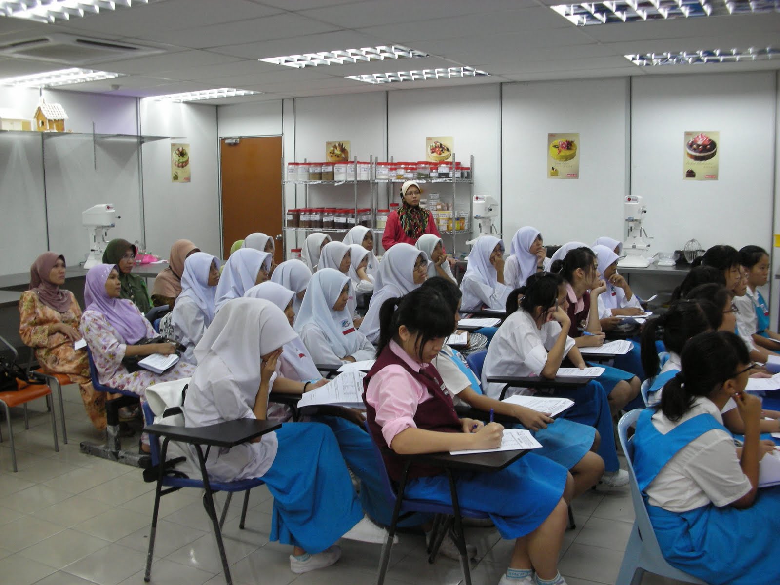 银星闪烁，引导您創造烘焙梦幻國度。: Demo class for SMP Jalan Ipoh.