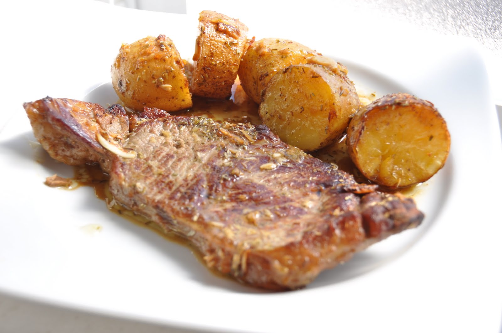 PISTOANDPESTO: Entrecot de ternera con patatas a la mantequilla de romero