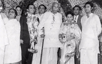 Kishorekumar: Kishorekumar with his parents and family