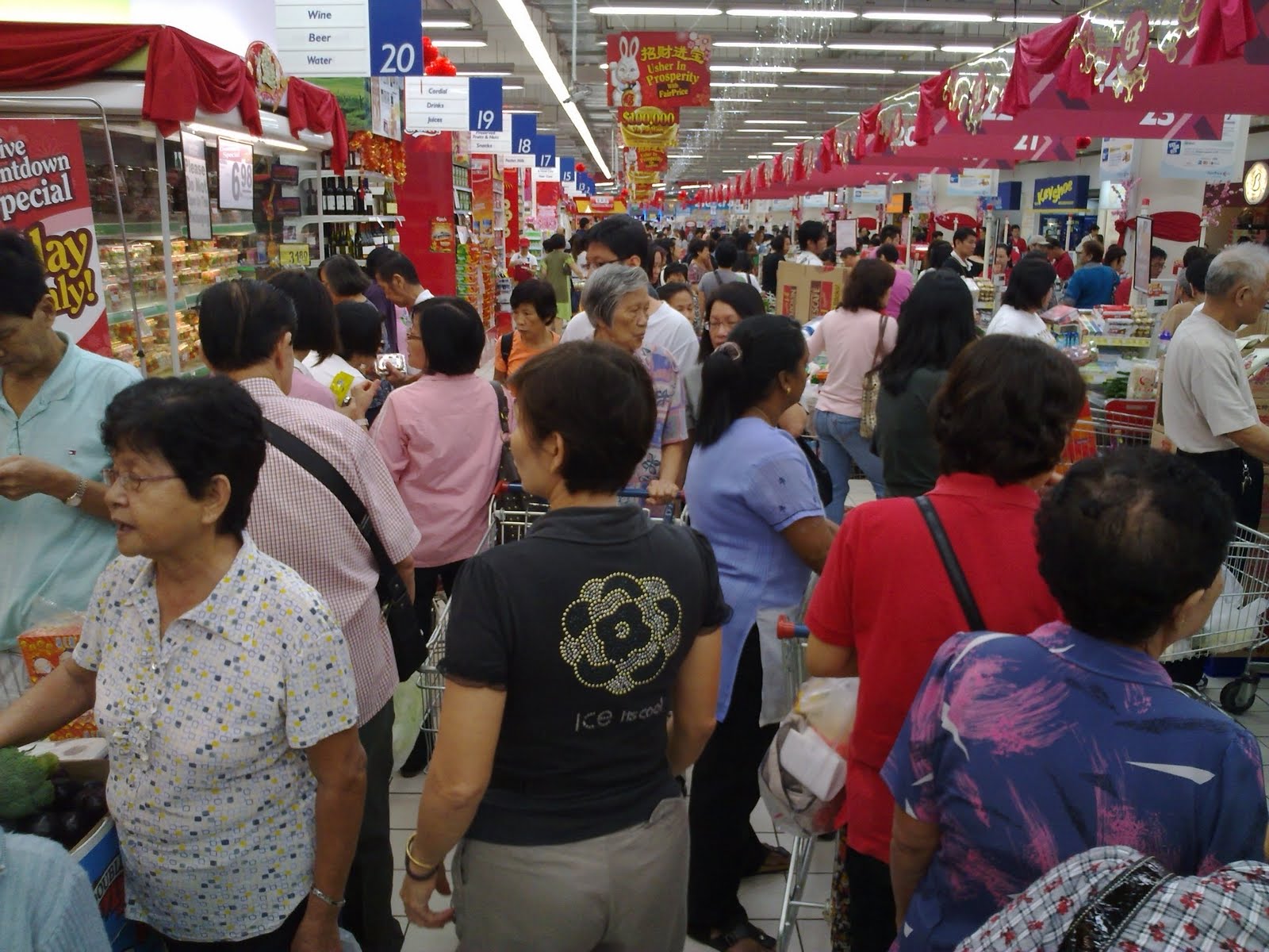 Mikolah: Super crowded supermarket