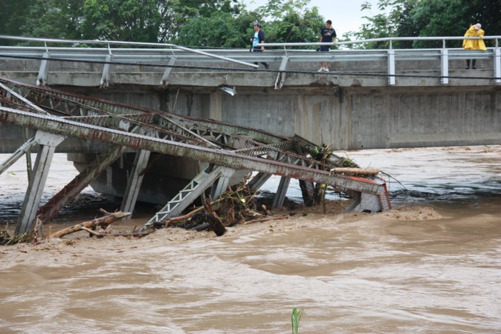 "YO-YO" in Paradise... Costa Rica: The Old Bridge in Parrita to Quepos