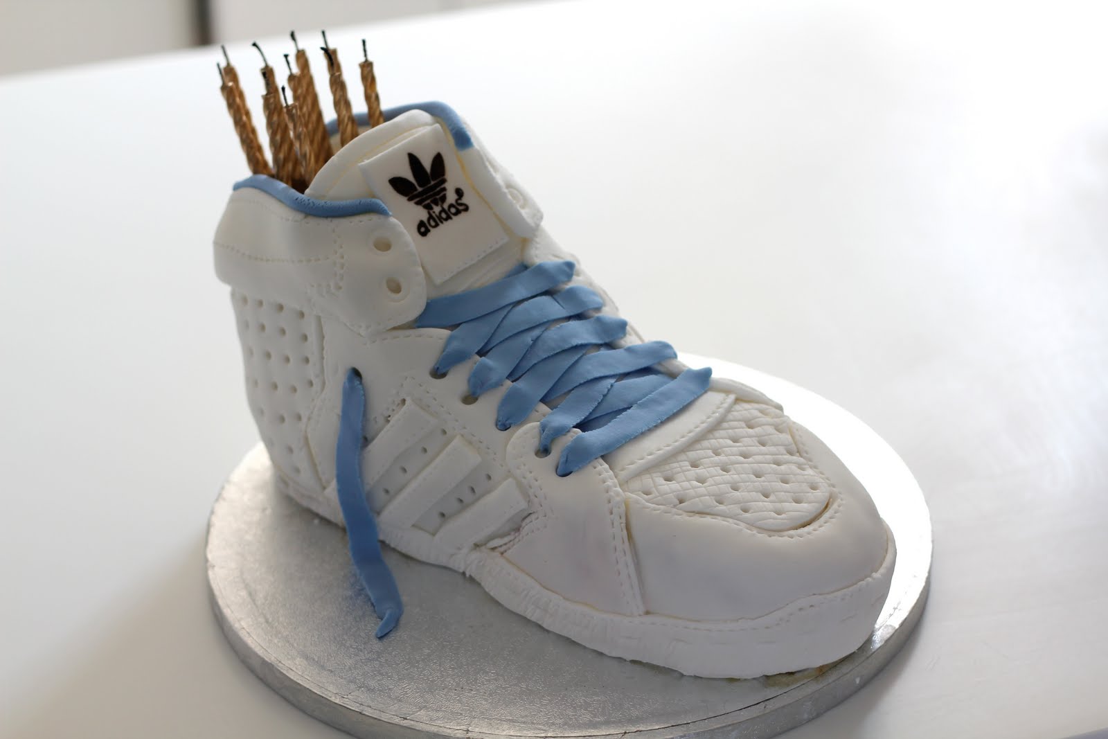 Milli's kitchen: Trainer Cake!