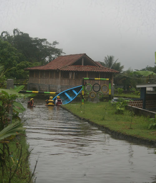 Keluarga Tita bermain perahu kano indian - blog thetrekkers.com