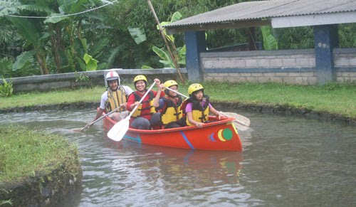 Keluarga Tita bermain perahu kano indian - blog thetrekkers.com