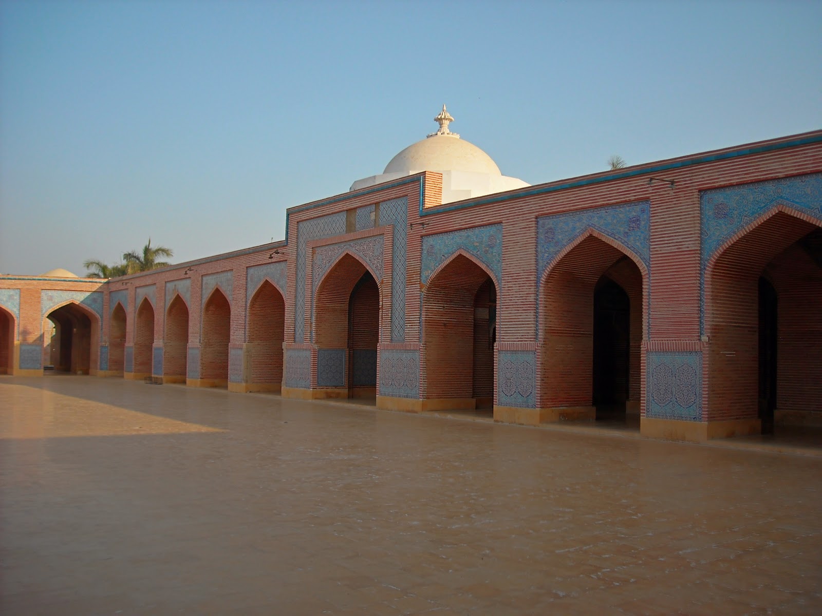 A Tourist 2 Pakistan!: The Shah Jahan Mosque, Thatta