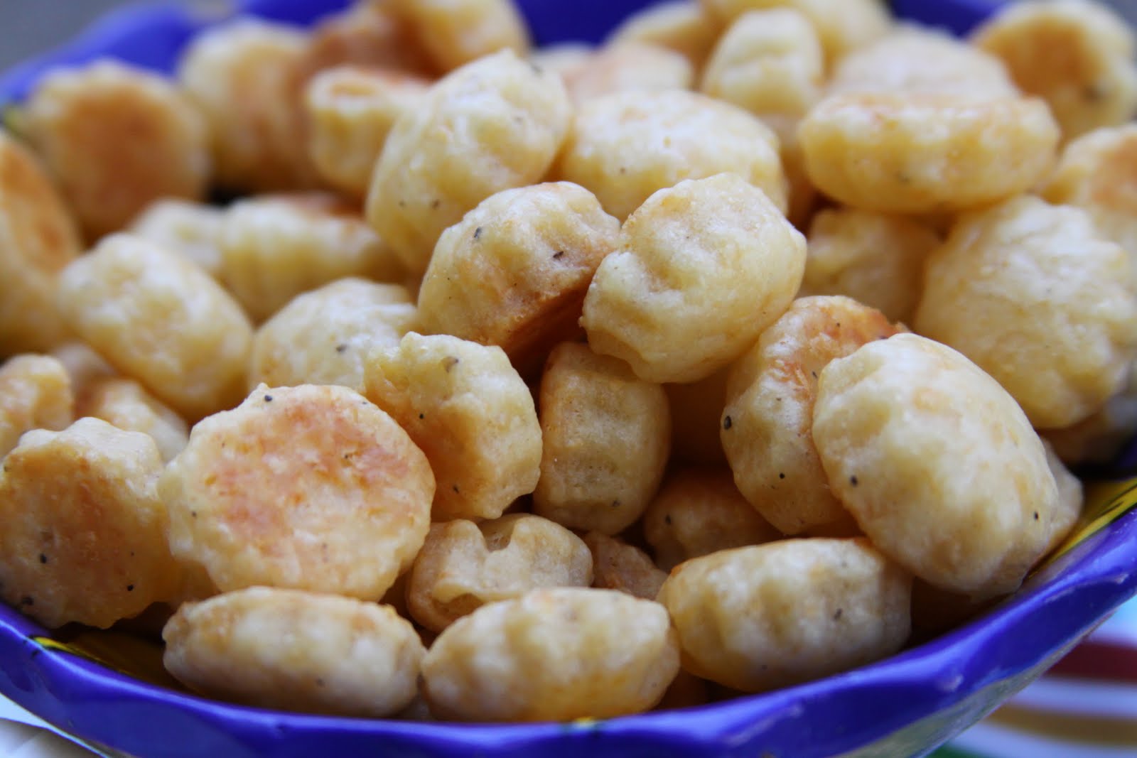 ShowFood Chef: Eazee Cheezees (Tiny Cheese Crackers) Simple Saturday