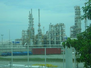L \/ ! l\l : PETRONAS oil refinery