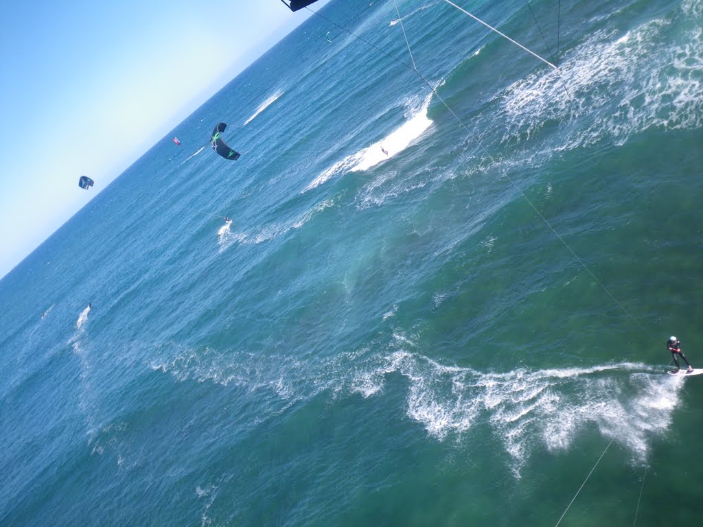 Peter's kitesurfing blog: Point Danger Torquay waves in a building ...