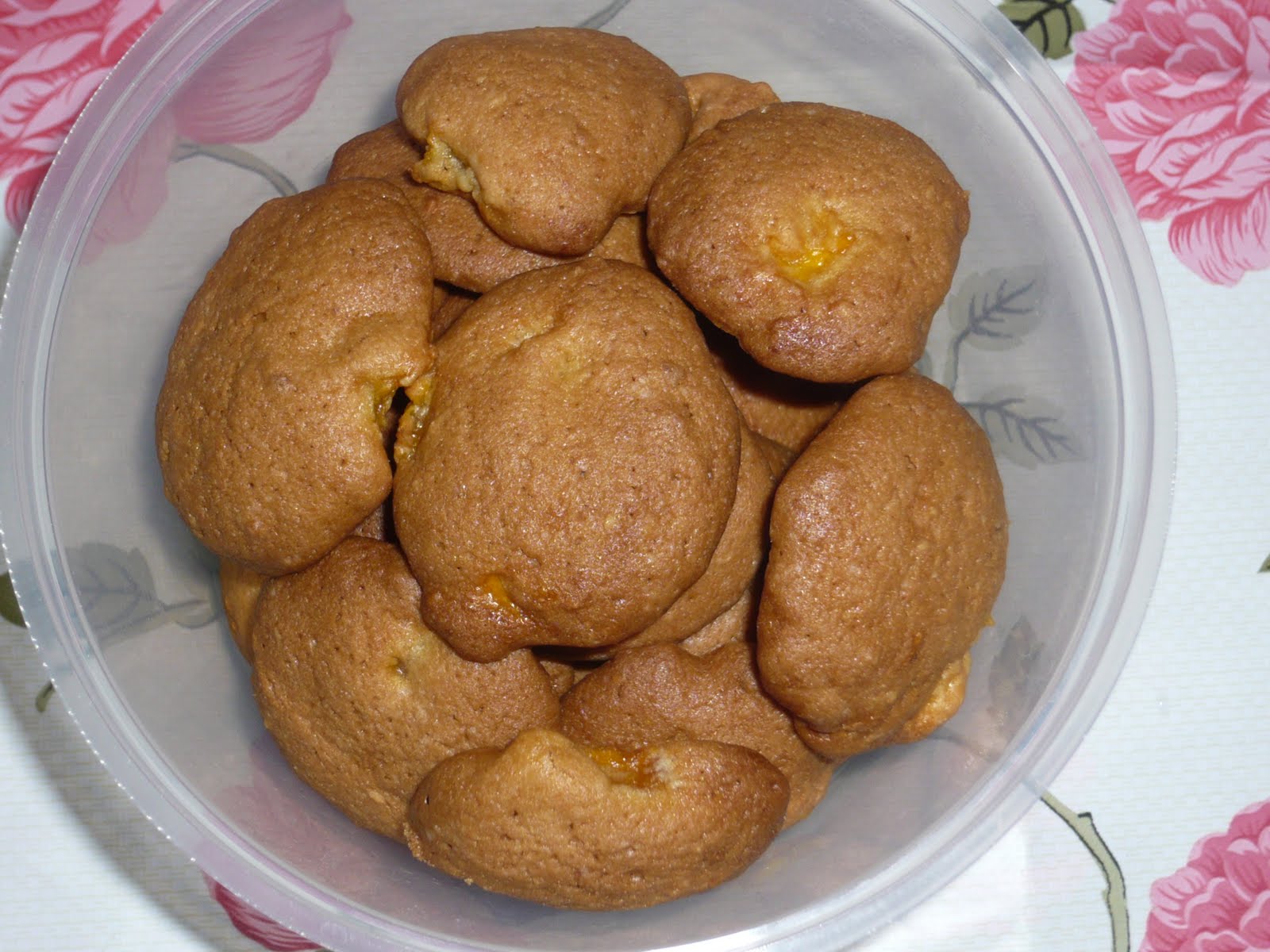 EATING WITH PEBBLES: crunchy mango cookies