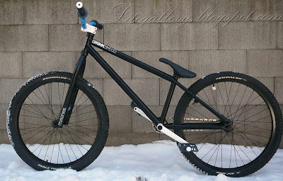 Litegallery: Ns Holy '08 + Blk Mrkt Contraband