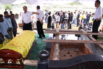 Justice For Beng Hock: Teoh Beng Hock buried... again