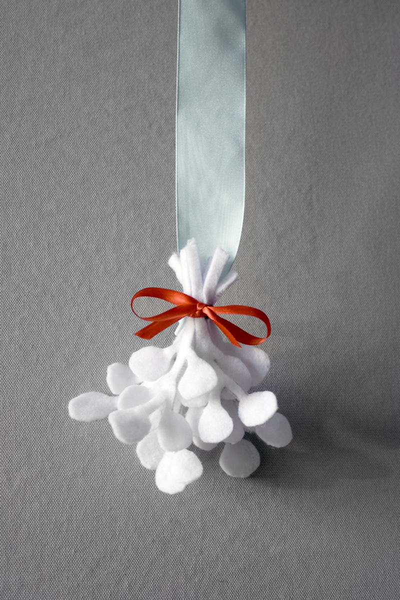 Sweet Tooth: 10 Days of Craftsmas!: Day 4 - Merry Mistletoe