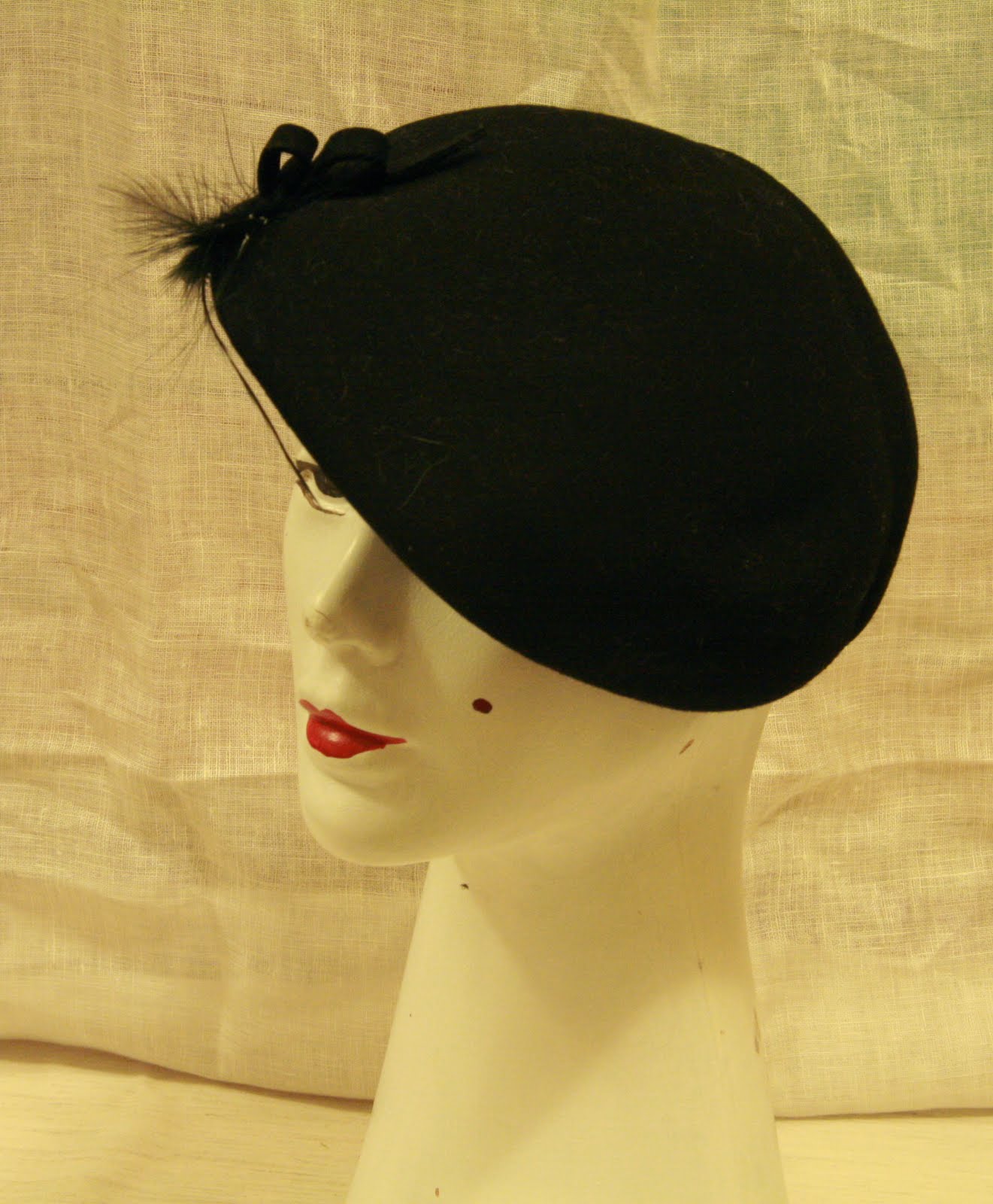 Colectia mea de palarii vechi: Vanduta: Basca neagra, decorata cu pana ...