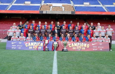 FC Barcelona Blog: Barça Transfer Zone: Players and coaches pose with ...