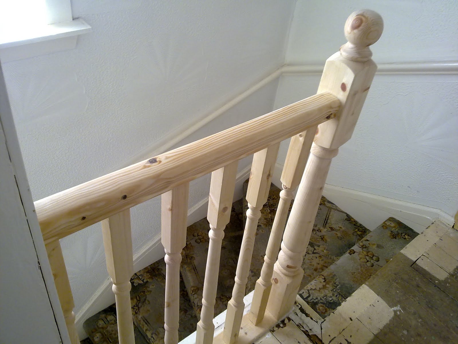 FRAZER JESS JOINERY AND MAINTENANCE: Small landing handrail