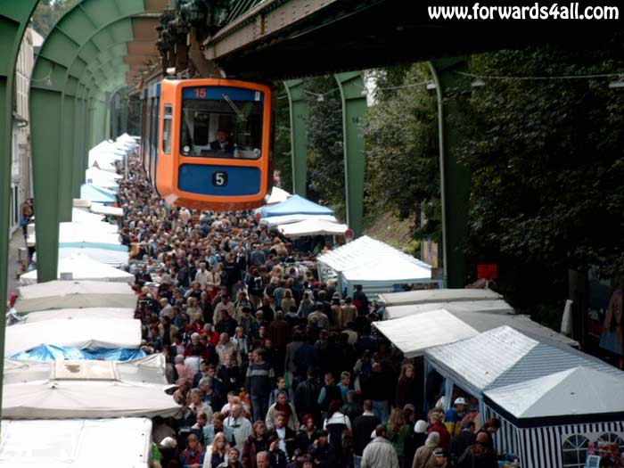 forwards4all - fun 'n' masti: Germany's Hanging Train [Amazing Engineering]