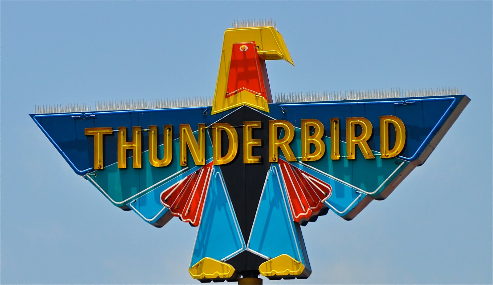 Davos: Thunderbird Lodge sign