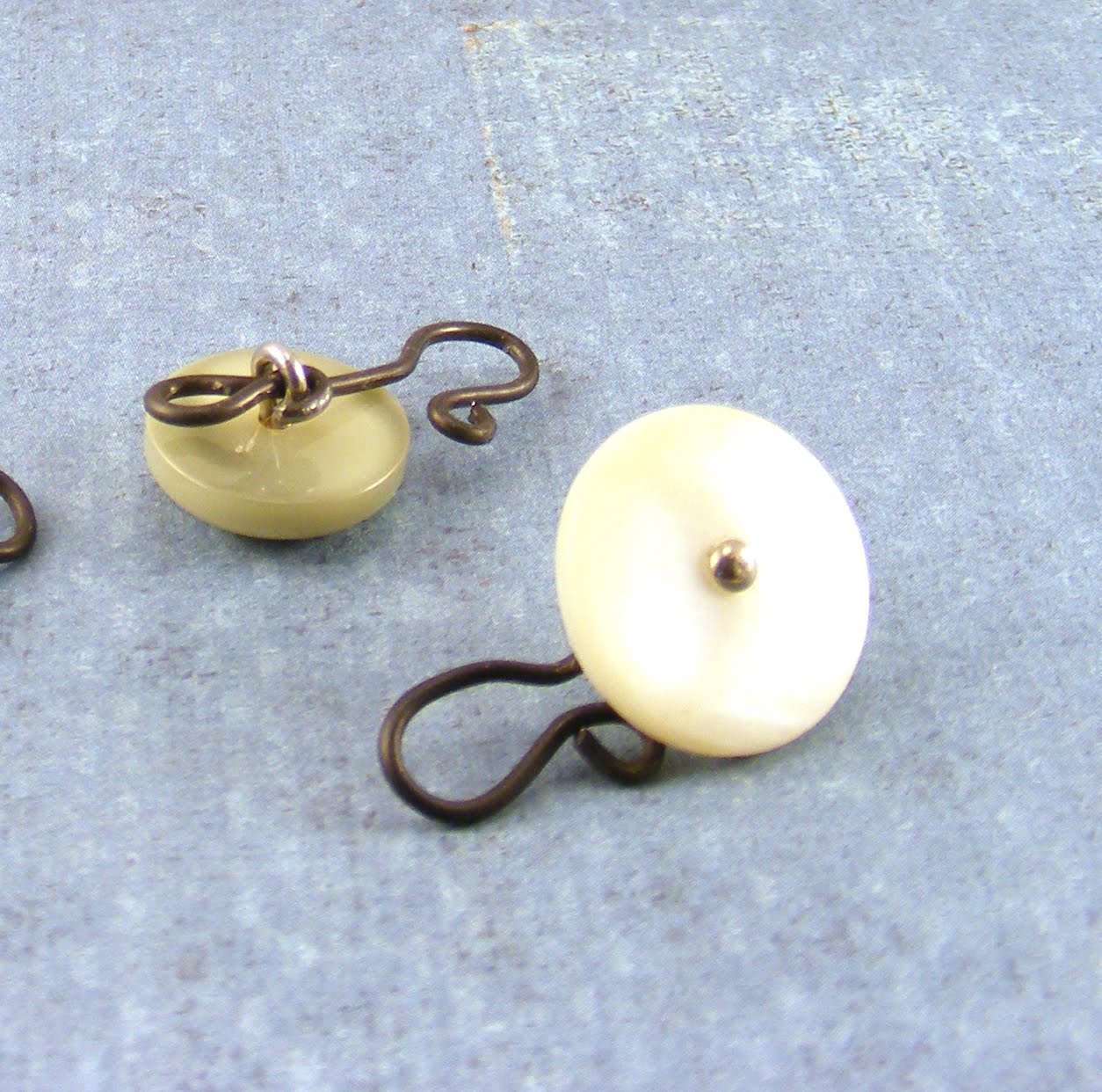 Hopemore: Tutorial: Making hook clasps from shank buttons