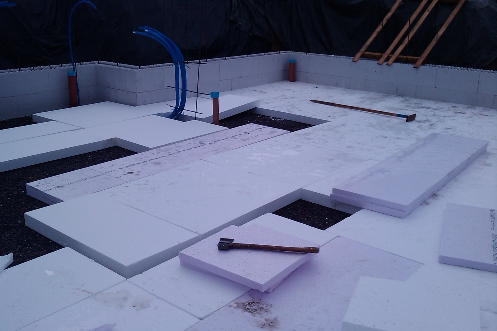 Vi bygger hus!: Markisolasjon, fuktsperre og armering