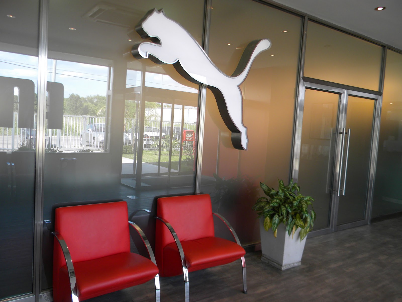 MACARENA DE LA VEGA: Oficinas PUMA