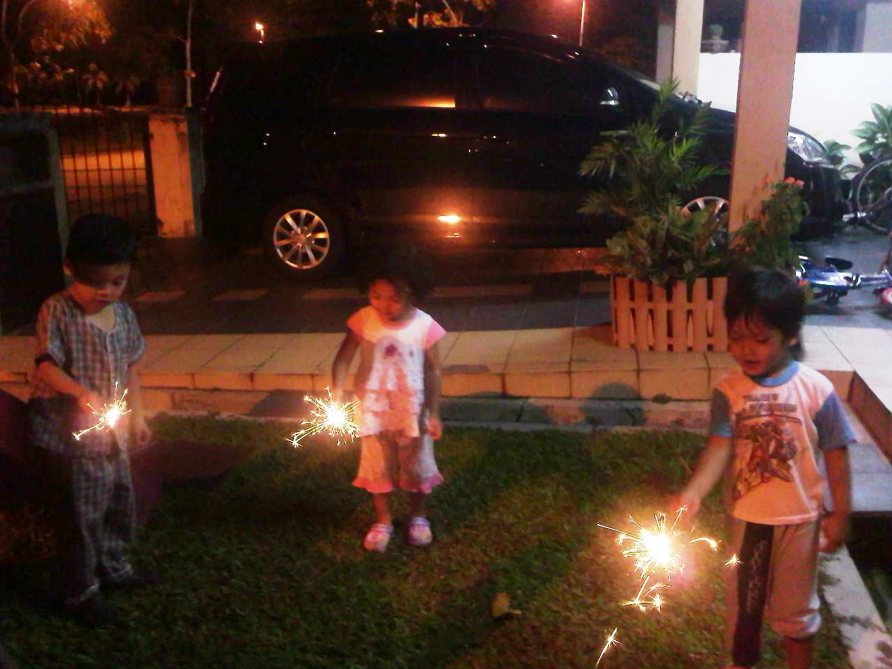 IZAN ~ SweetOmoide: Kemeriahan bermain Bunga Api ~ Malaysia vs Japan