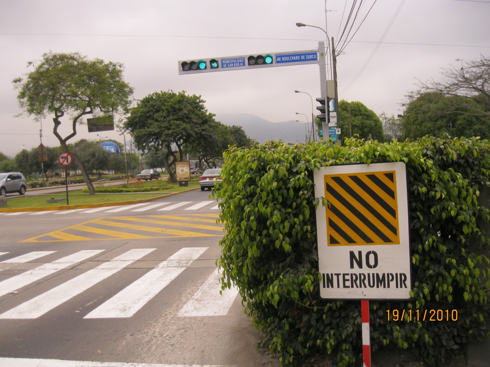 VECINOS SAN IGNACIO SURCO: SEÑAL DE TRANSITO "URGENTE"..."NO INTERRUMPIR"