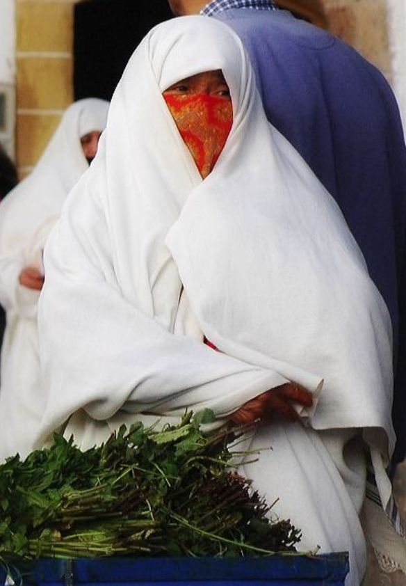 Mogador sans détour: Le Haik, habit traditionnel de la femme