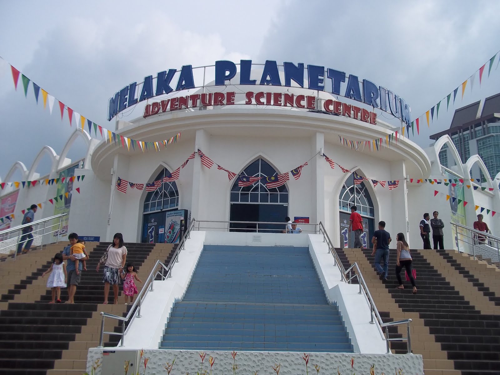 AKU TETAP AKU: Jalan-Jalan di Planetarium Melaka