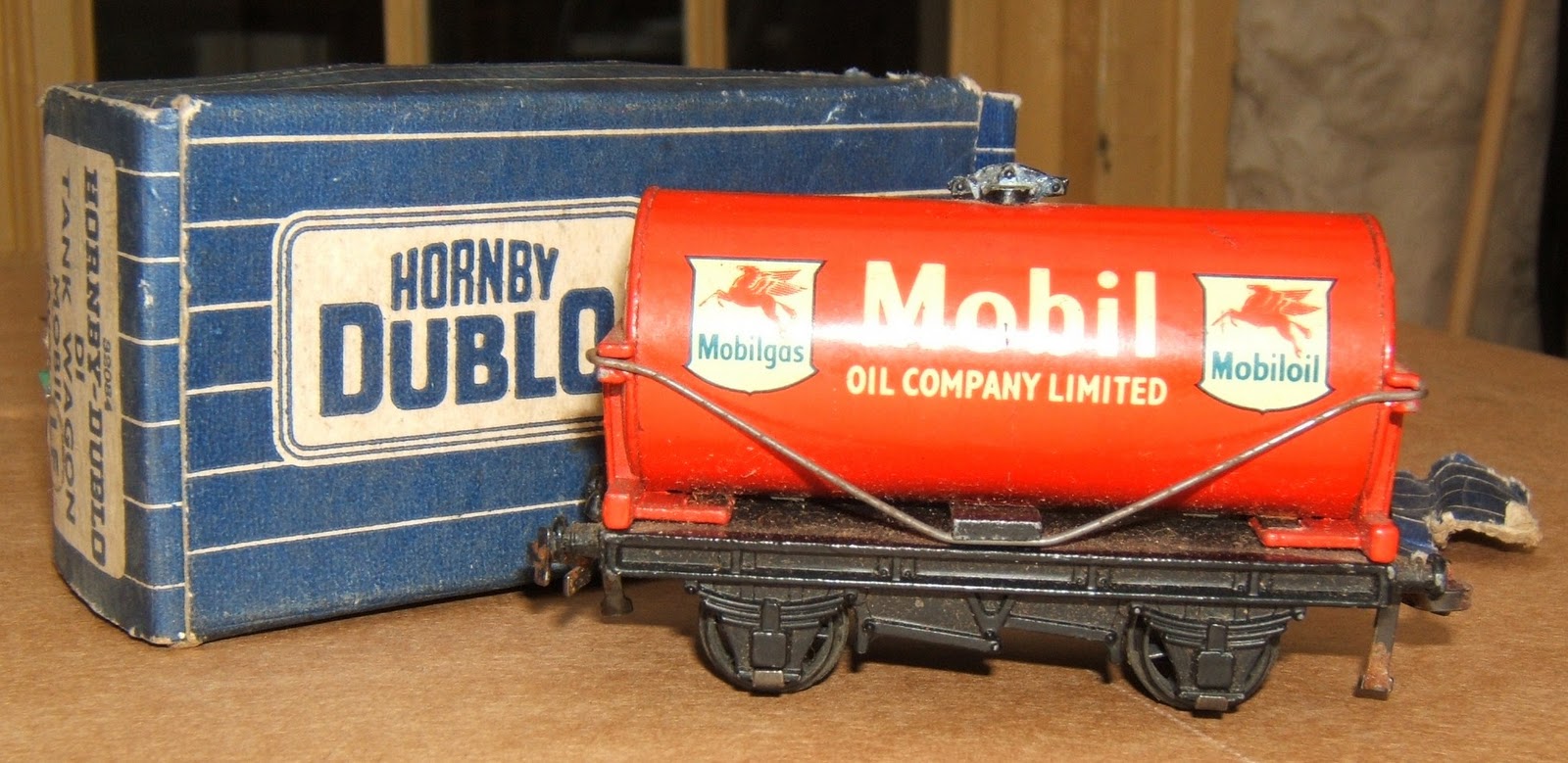 MM2010e Gallery: Item 6 - Hornby Dublo Tank Wagon “Mobil” (Boxed)