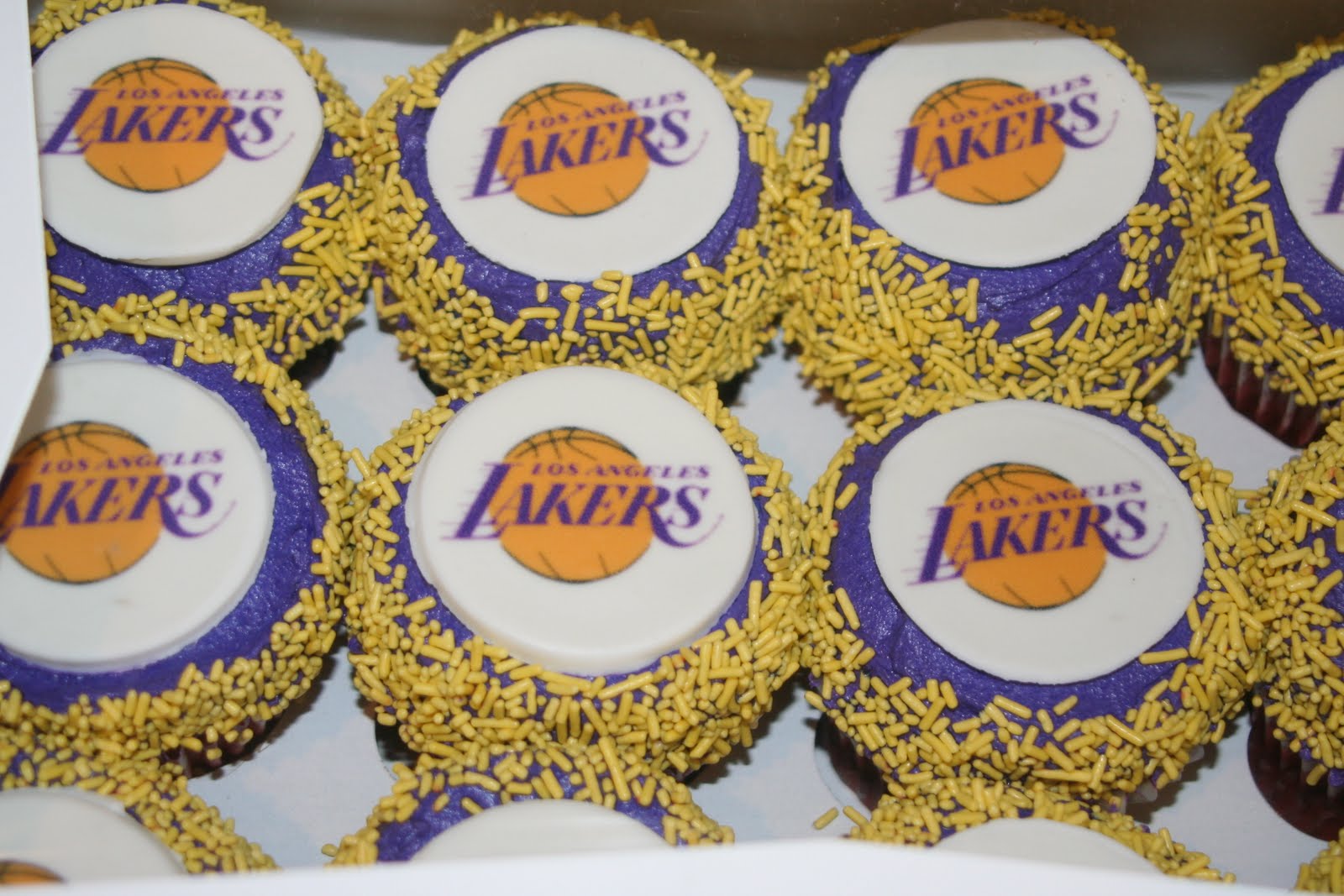 The Frosted Pantry: Laker Cupcakes