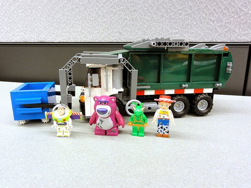 Boris Bricks: LEGO Toy Story #7599 Garbage Truck Getaway Review