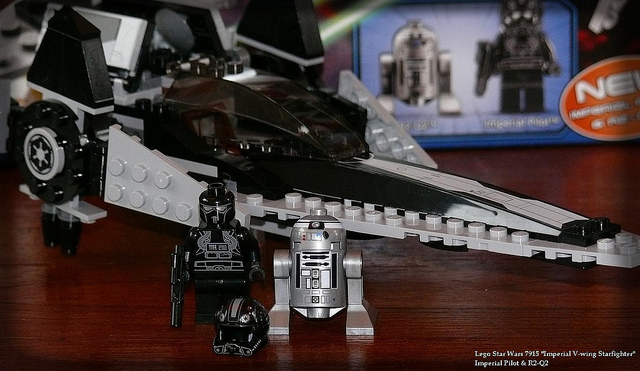 Boris Bricks: LEGO Star Wars #7915 Imperial V-wing Starfighter Minifigs