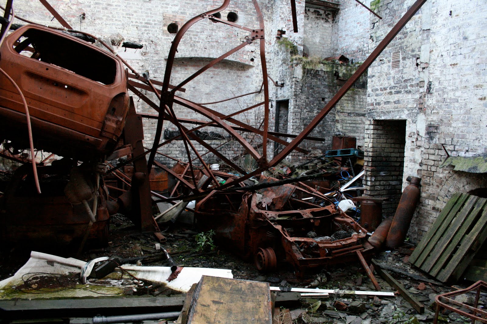 Sophia Hannam Photography: Abandoned Car Garage