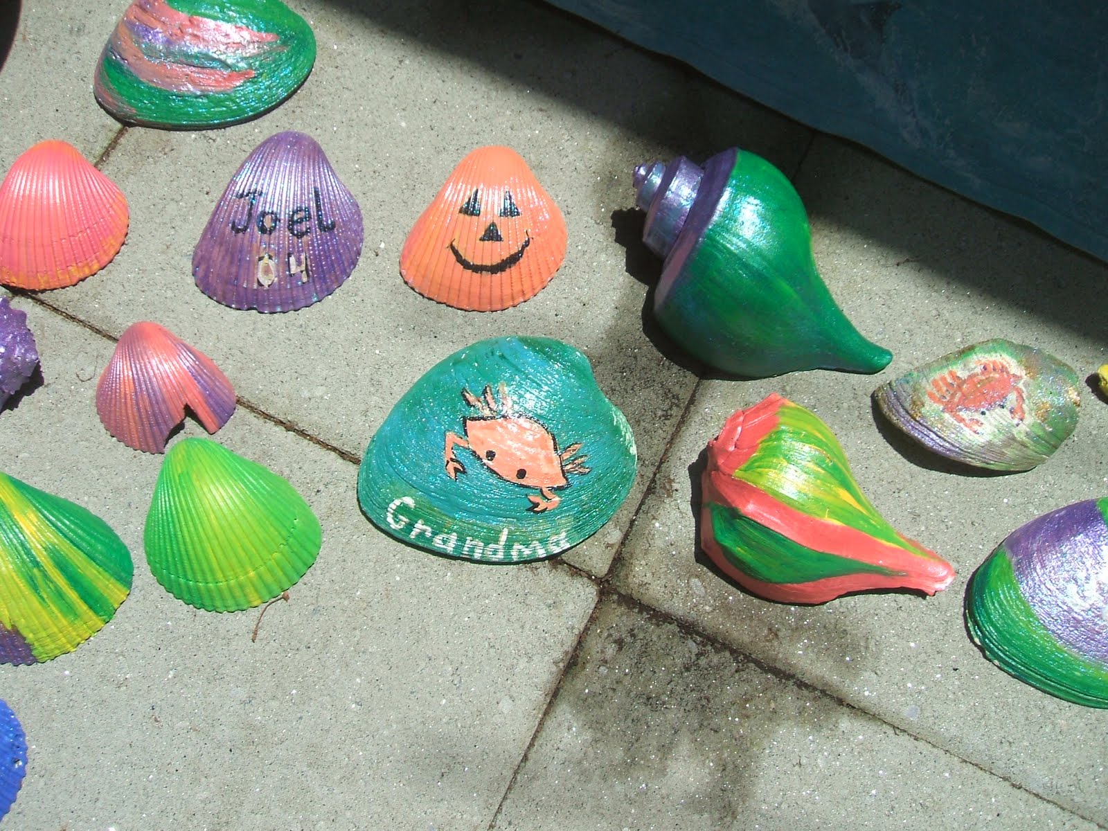 Donna's Busy Hands: Shell Painting