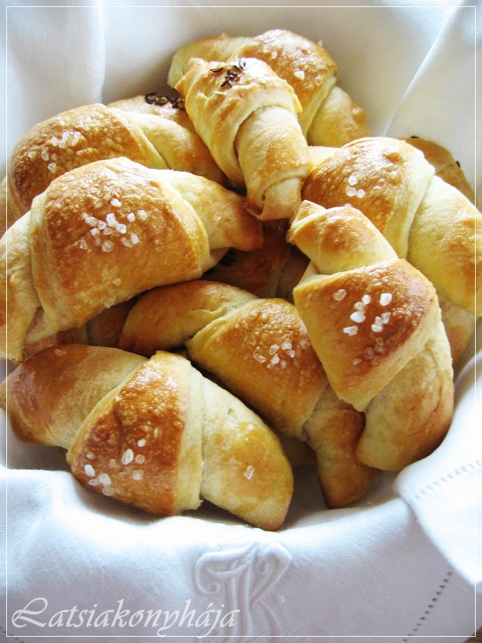 LATSIAKONYHÁJA: SÓS KIFLI