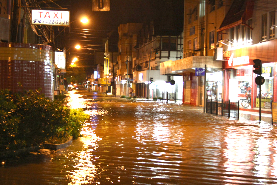 Em Cima Da Hora Chuva De 45 Minutos Alaga Ruas Em Joinville