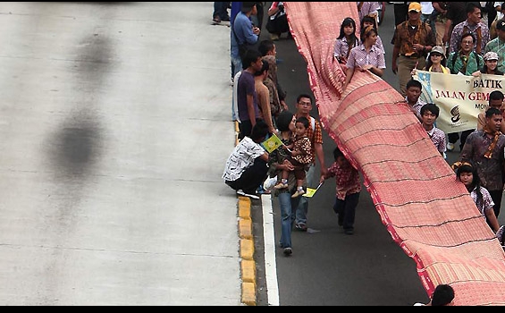 Foto Pawai Batik Terpanjang di Dunia | POPULER NEWS | FASHION | SPORT ...