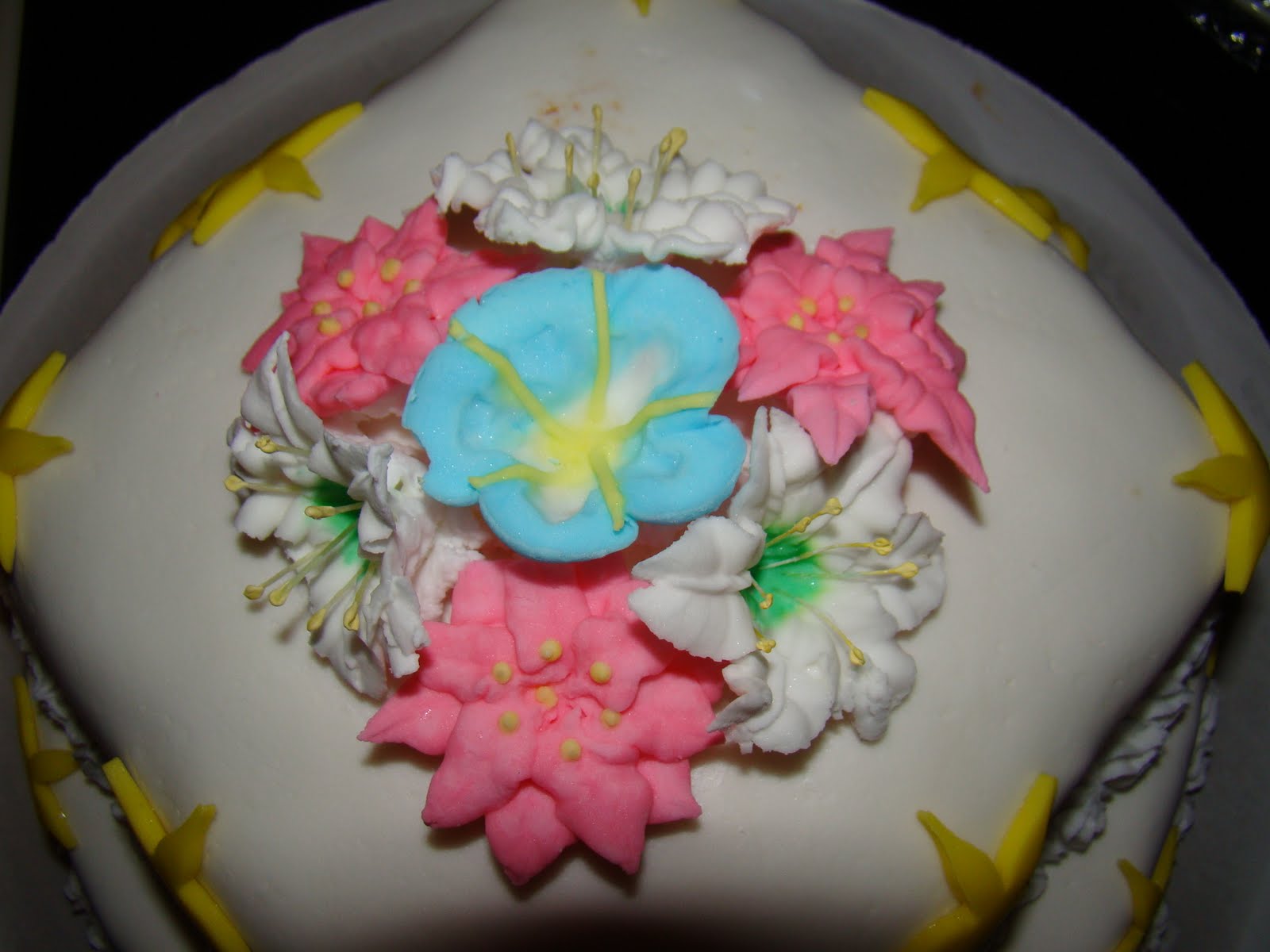 Royal Icing Flowers on Fondant | The Funhouse of Cakes