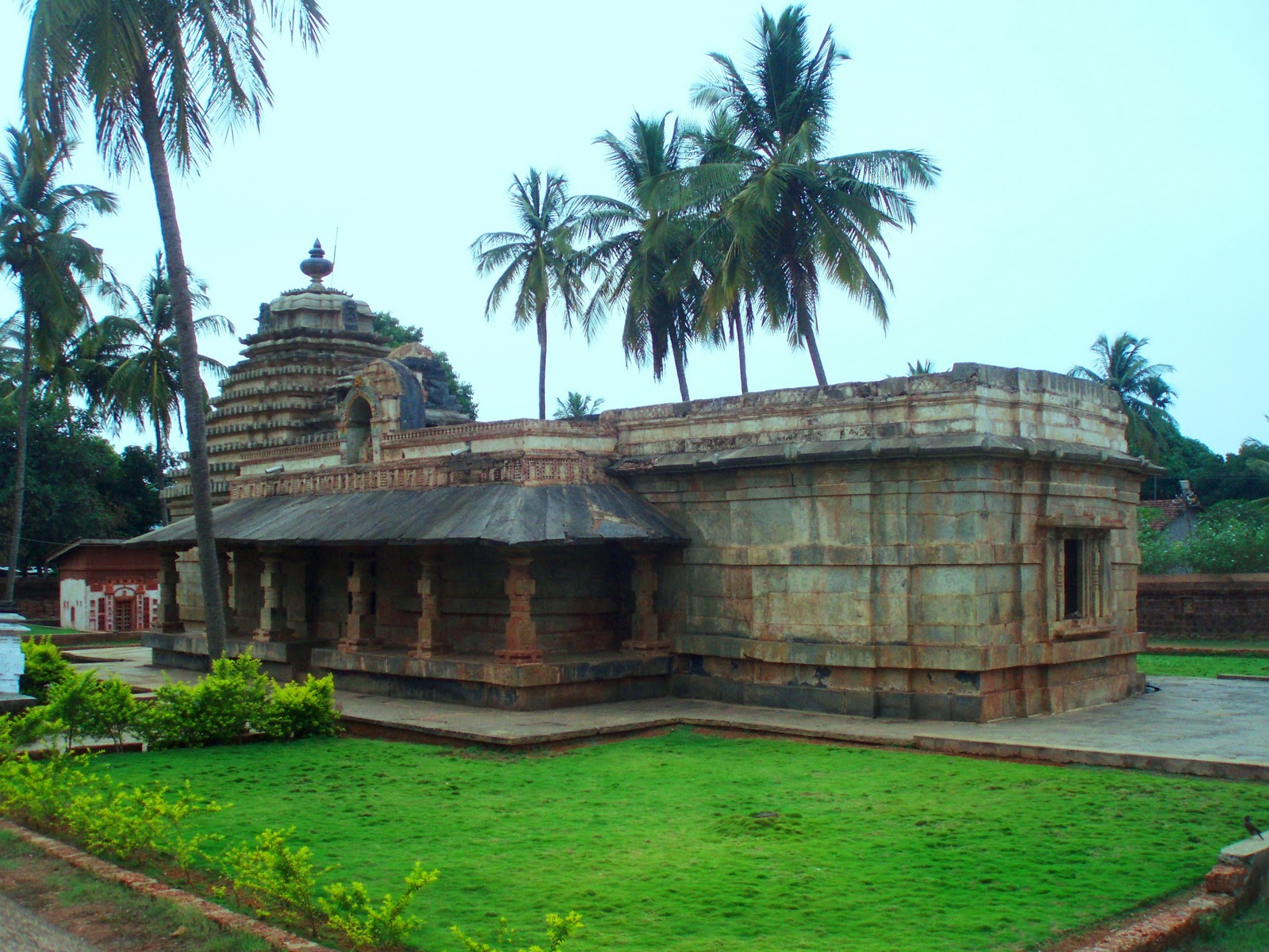 Travelogue Unlimited: Bhoo Varaha Laxmi Narsinha Temple ,Halasi : A ...