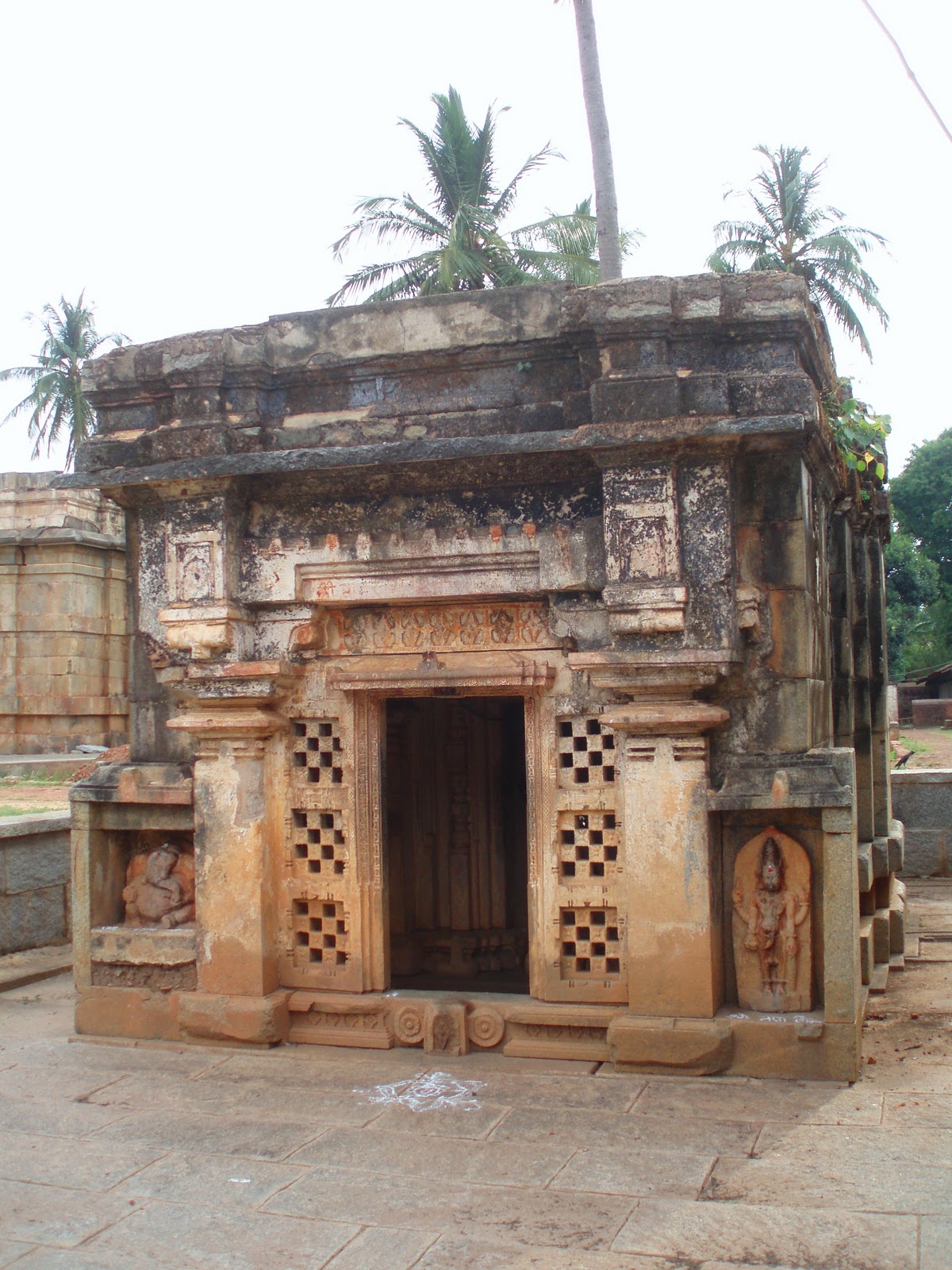 Travelogue Unlimited: Bhoo Varaha Laxmi Narsinha Temple ,Halasi : A ...