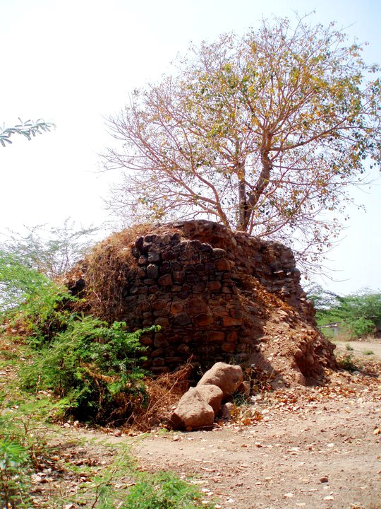 Travelogue Unlimited: Temples of Bahadurgad Fort : A Photo Feature