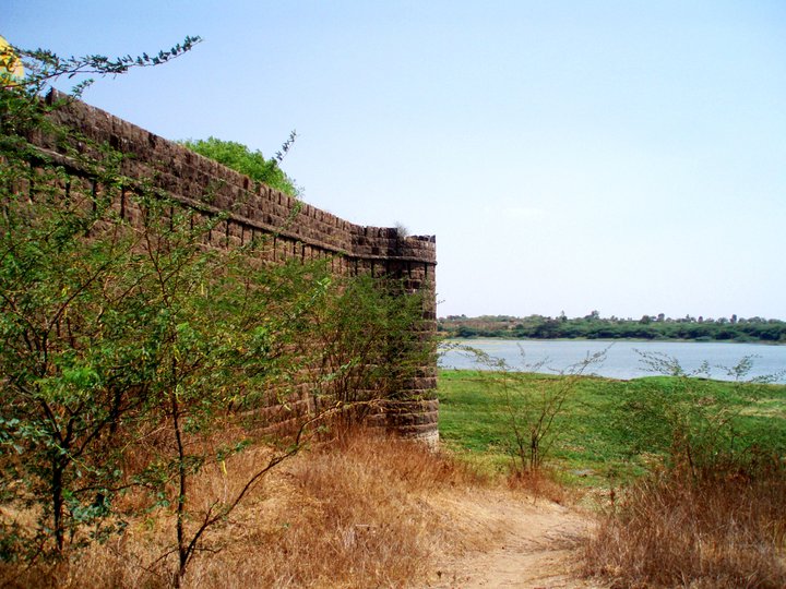 Travelogue Unlimited: Temples of Bahadurgad Fort : A Photo Feature