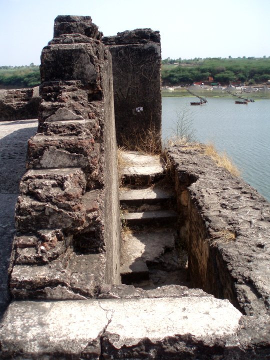 Travelogue Unlimited: Temples of Bahadurgad Fort : A Photo Feature