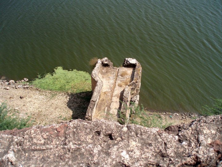 Travelogue Unlimited: Temples of Bahadurgad Fort : A Photo Feature