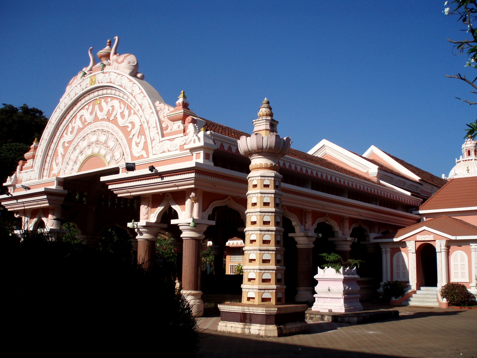 Travelogue Unlimited: Mangeshi & Mahalaxmi Temples of Goa : A Photo ...