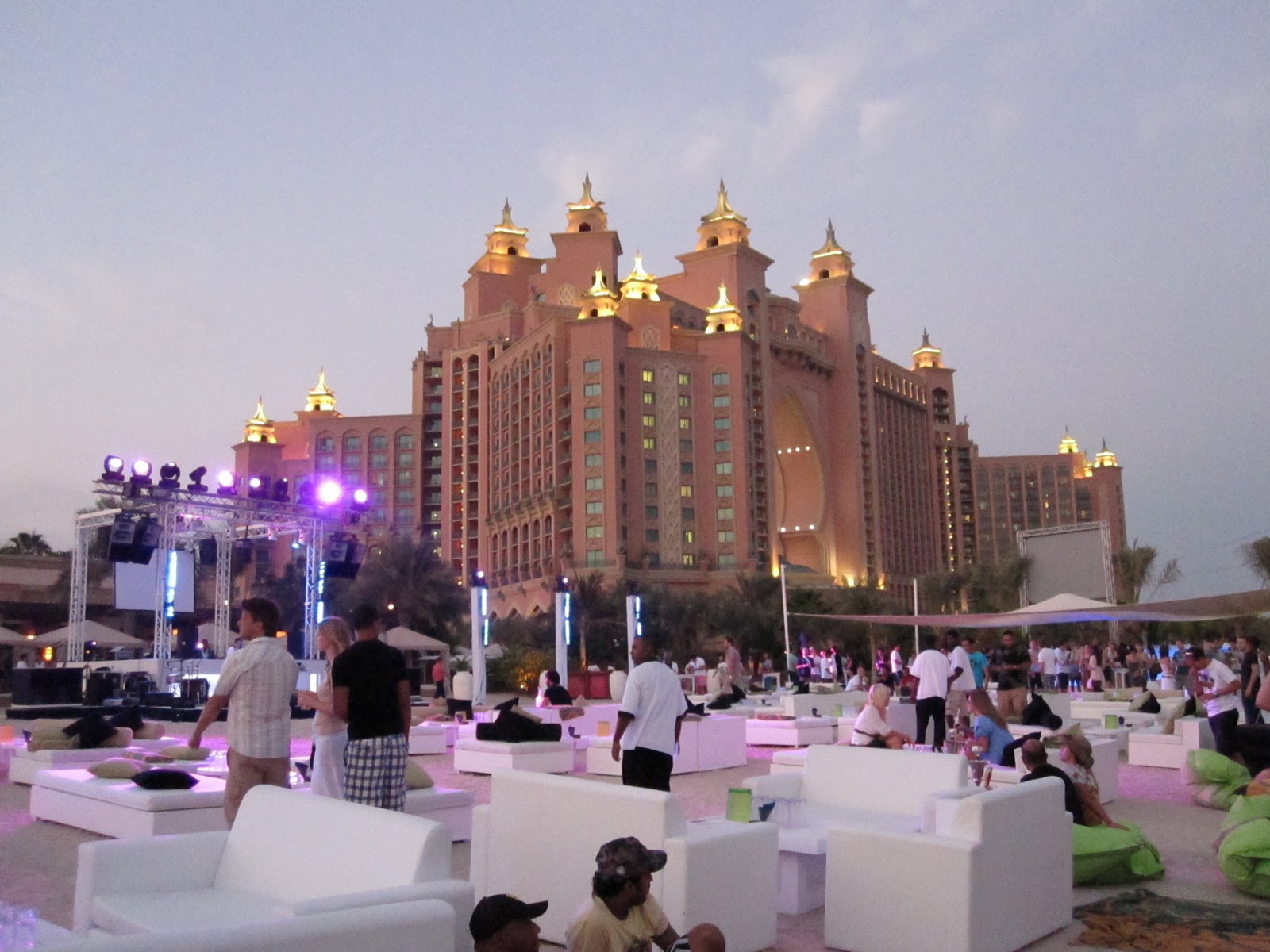 Von Aurich nach Dubich: Nasimi Beach Party