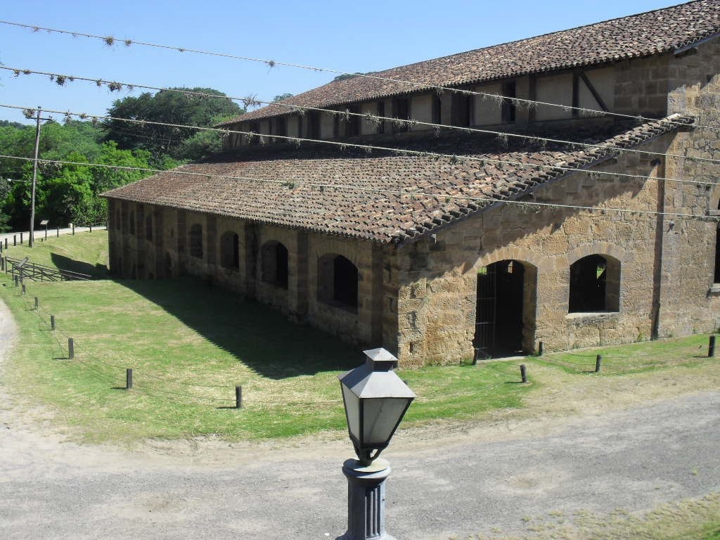 FAZENDA IPANEMA EM FOTOS: LATERAL ESQUERDA DA CASA DAS ARMAS BRANCAS