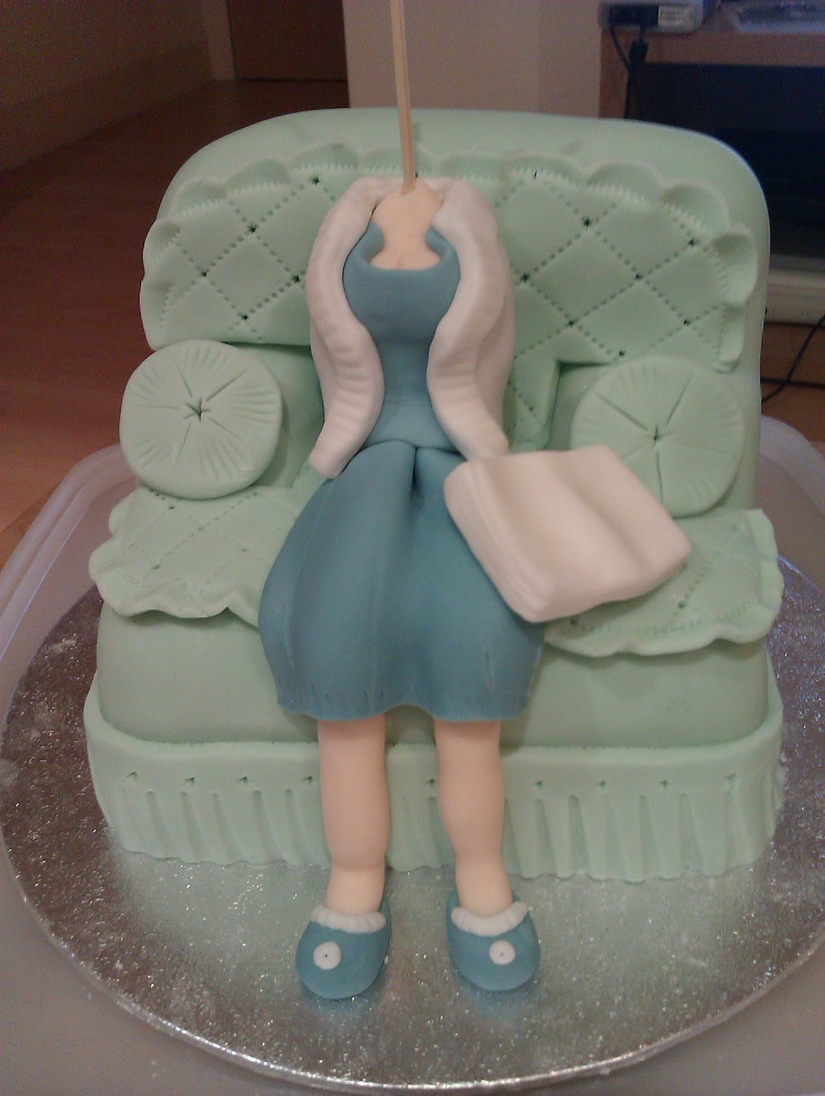 Abbie's Cake Adventures: An old lady in a chair (part two)