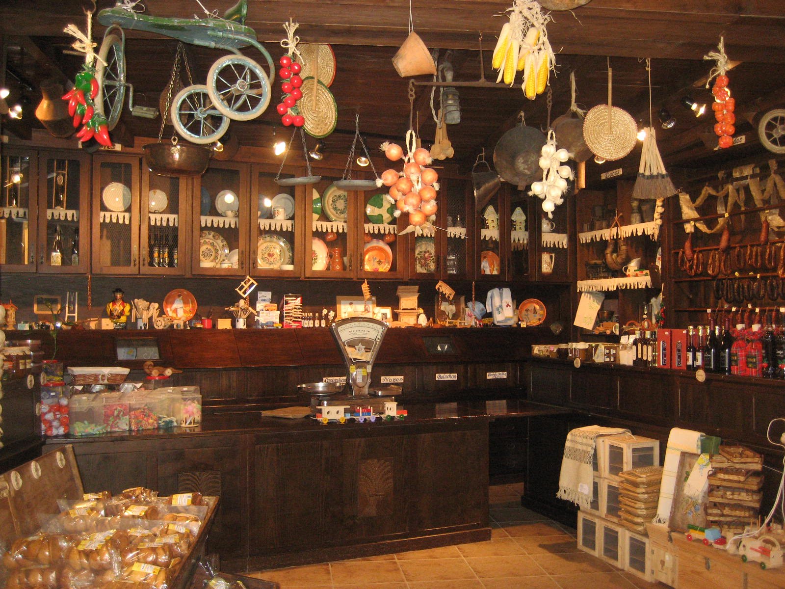 Espaço e Memória: Museu de Portimão recebe espólio de antiga mercearia ...